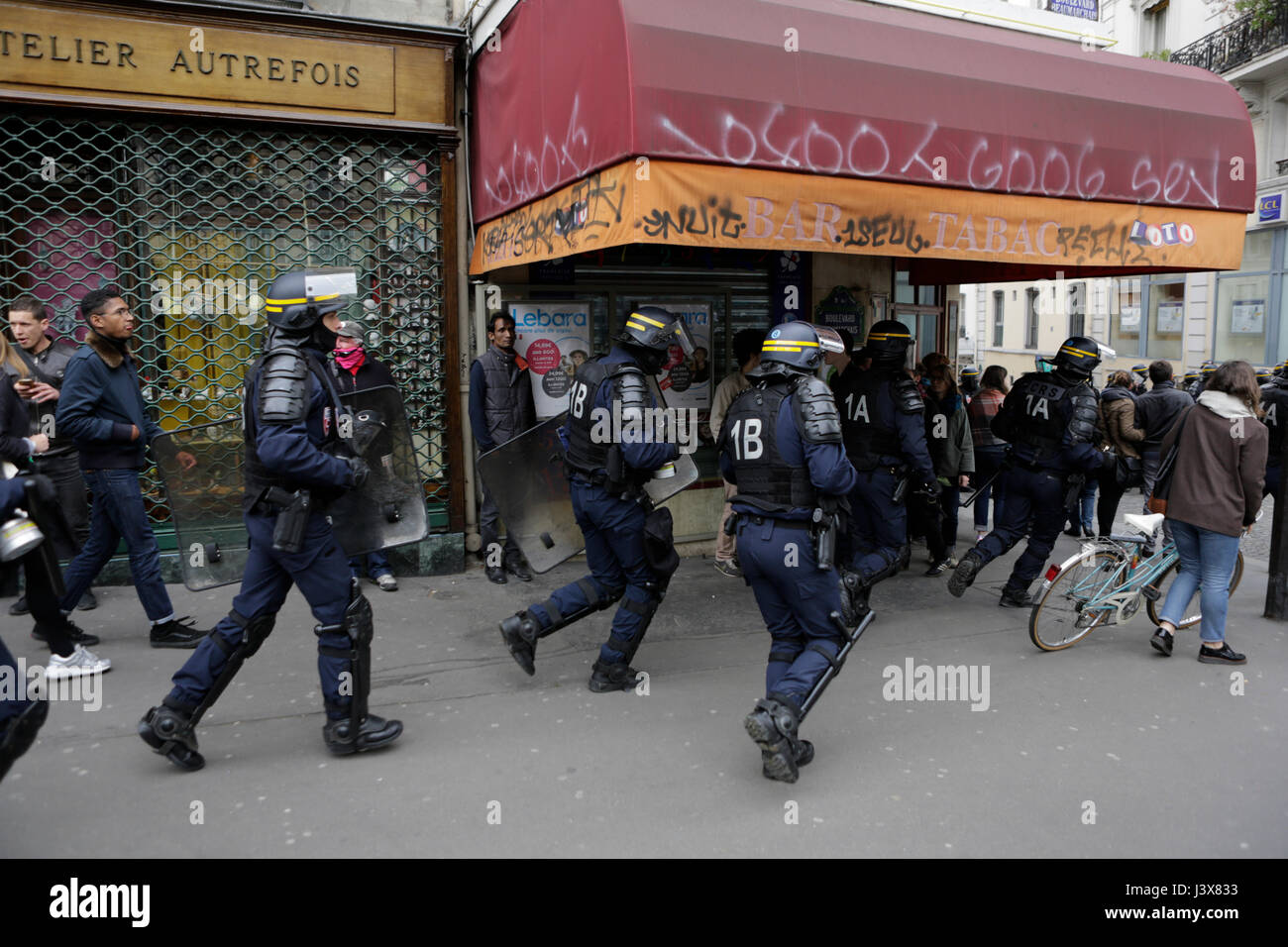 Paris, France. 8th May 2017. Riot police officers rush to an incident ...