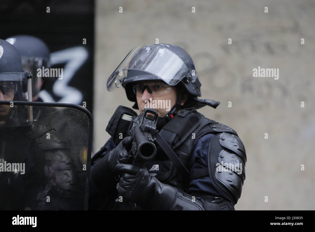 Paris, France. 8th May 2017. A riot police officer aims at the ...