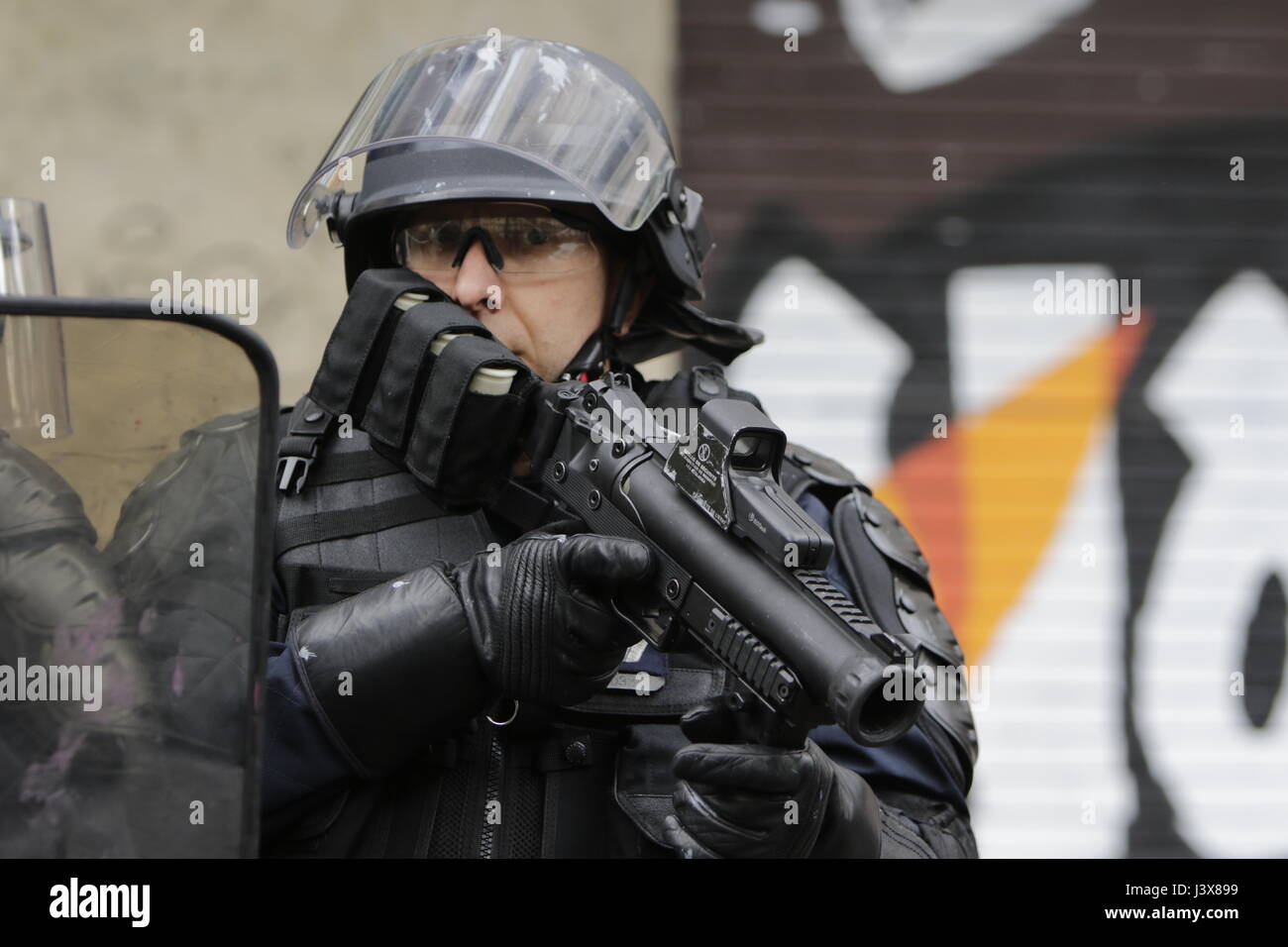 Paris, France. 8th May, 2017. A riot police officer aims at the ...
