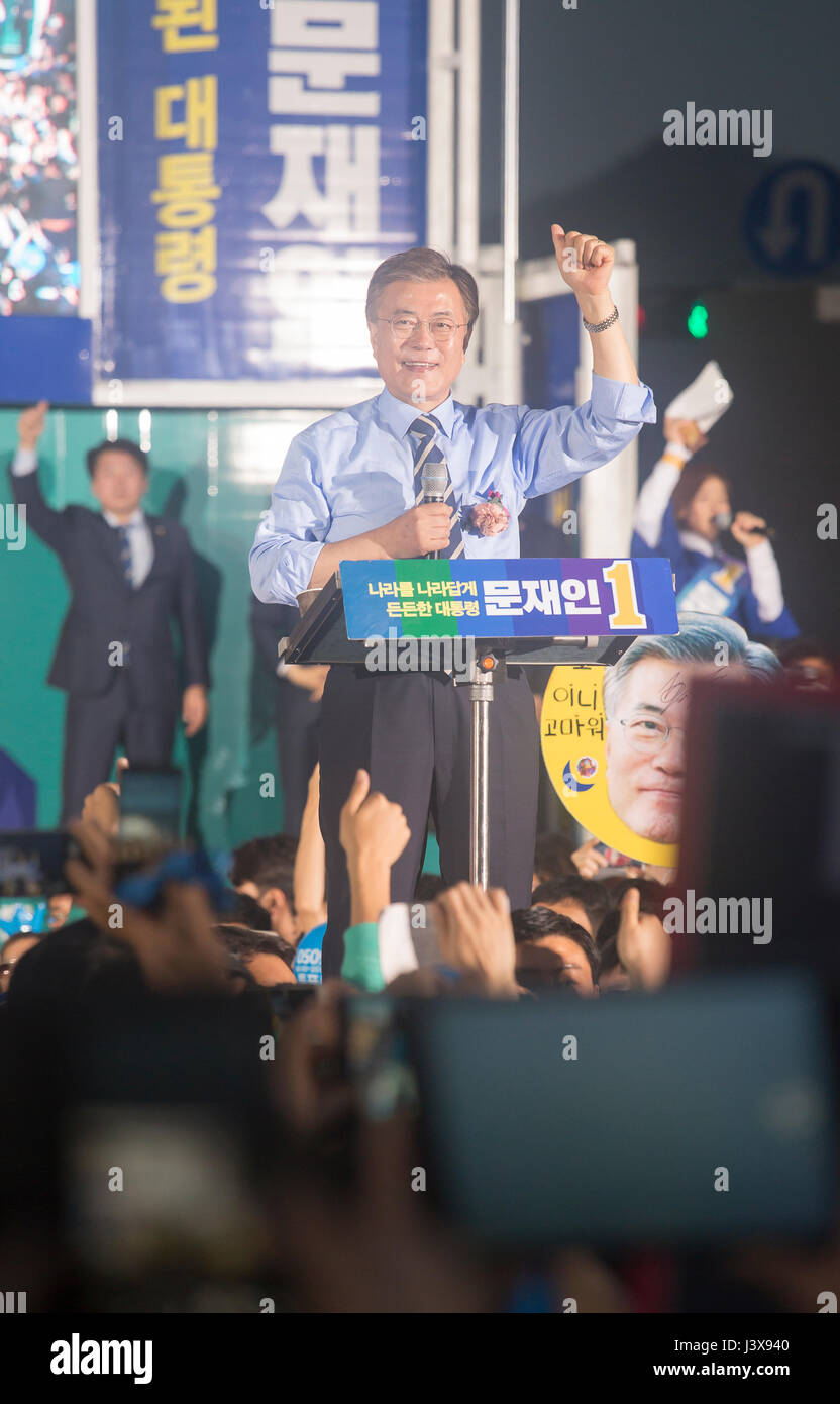 Seoul, South Korea. 8th May, 2017. South Korea's presidential front ...