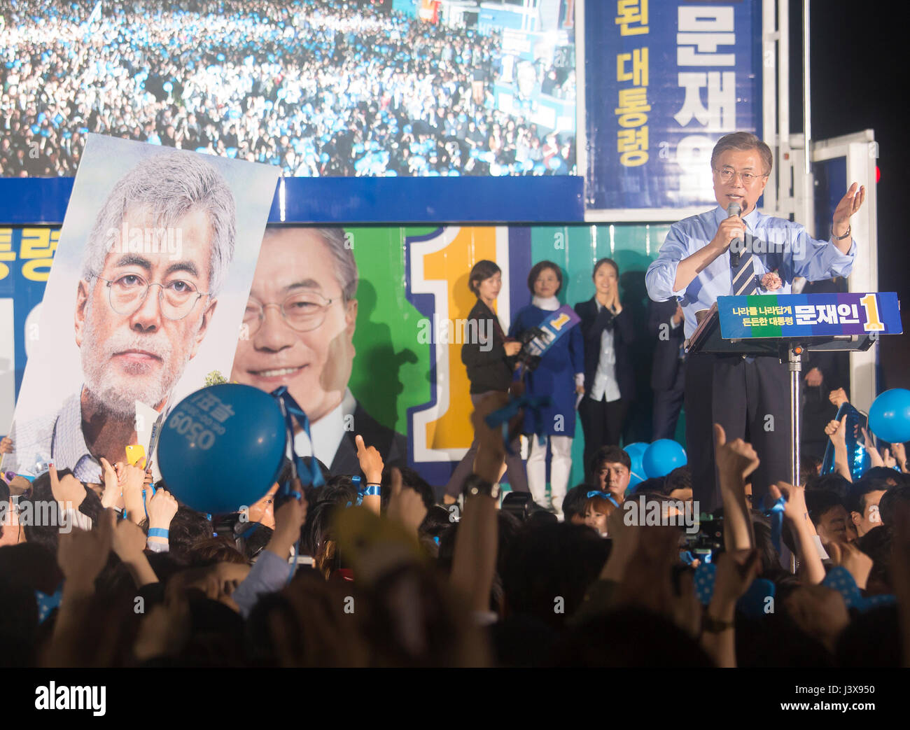 Seoul, South Korea. 8th May, 2017. South Korea's presidential front ...