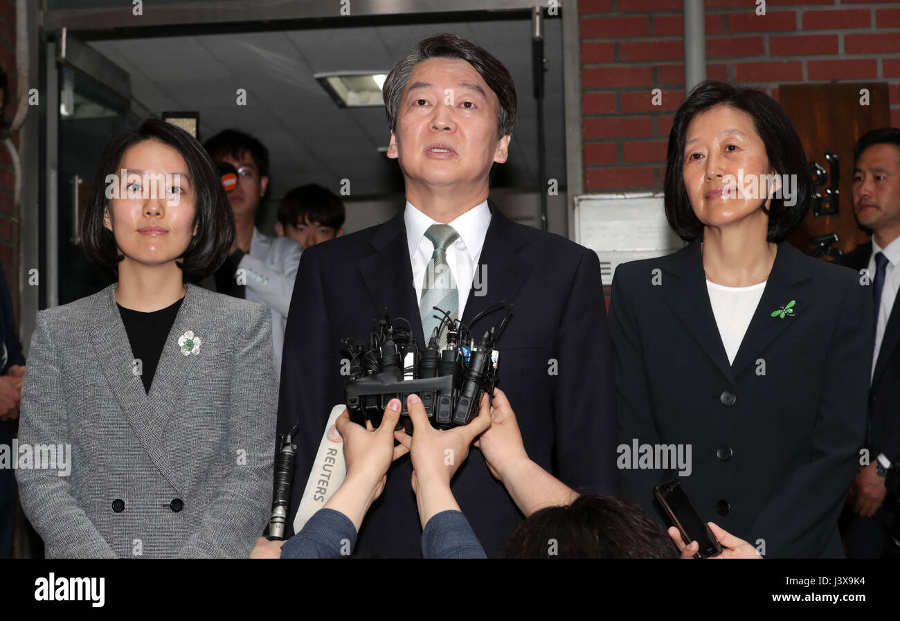 Seoul, South Korea. 9th May, 2017. Presidential candidate Ahn Cheol-soo ...
