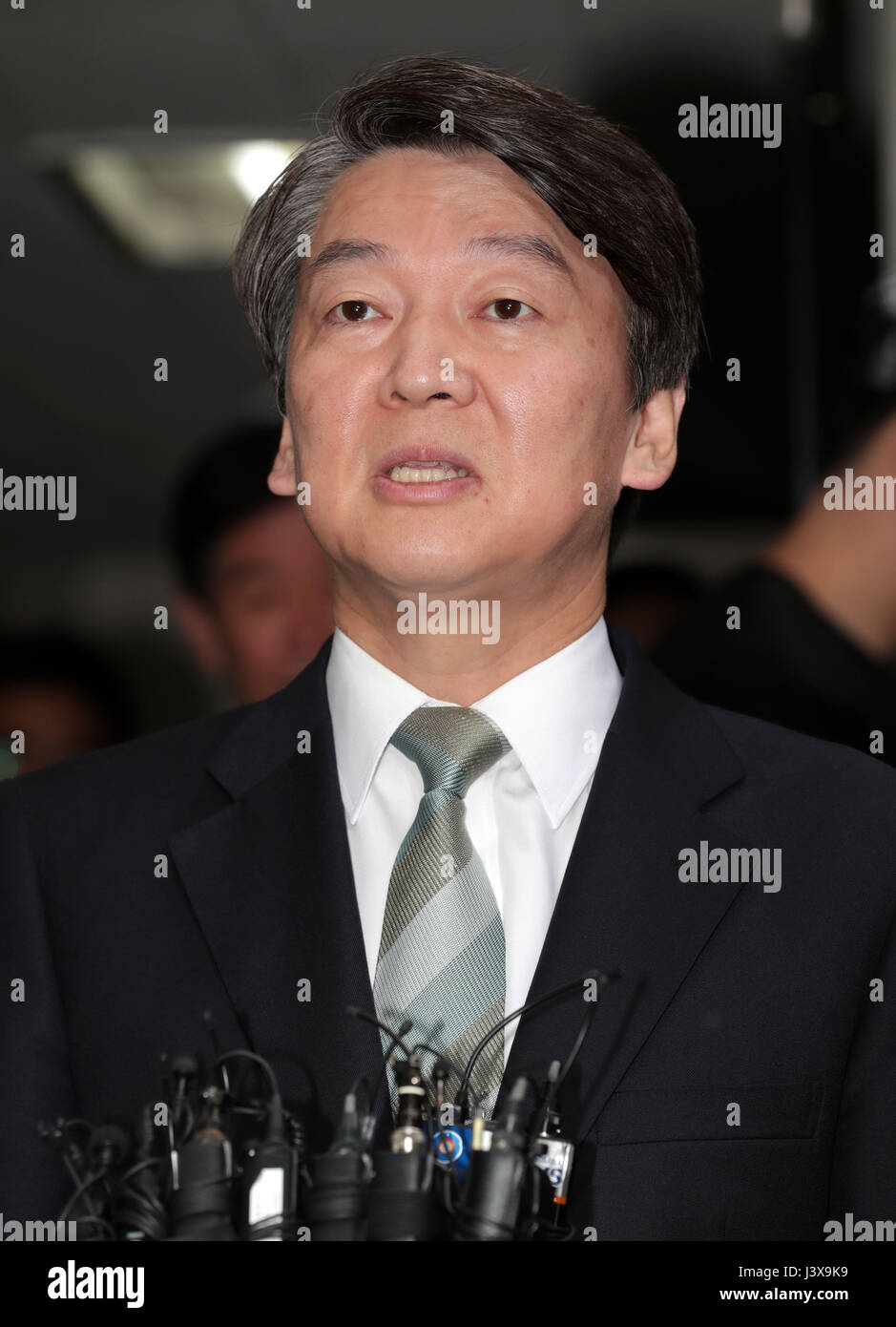 Seoul, South Korea. 9th May, 2017. Presidential candidate Ahn Cheol-soo ...