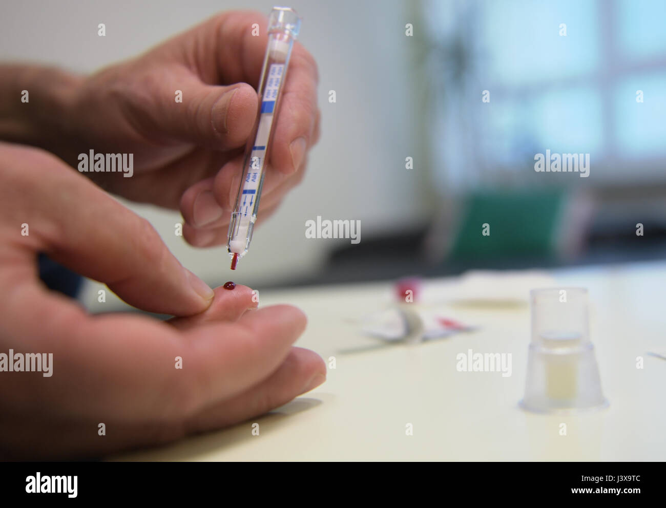 Berlin, Germany. 4th May, 2017. ILLUSTRATION - A young man does an HIV ...
