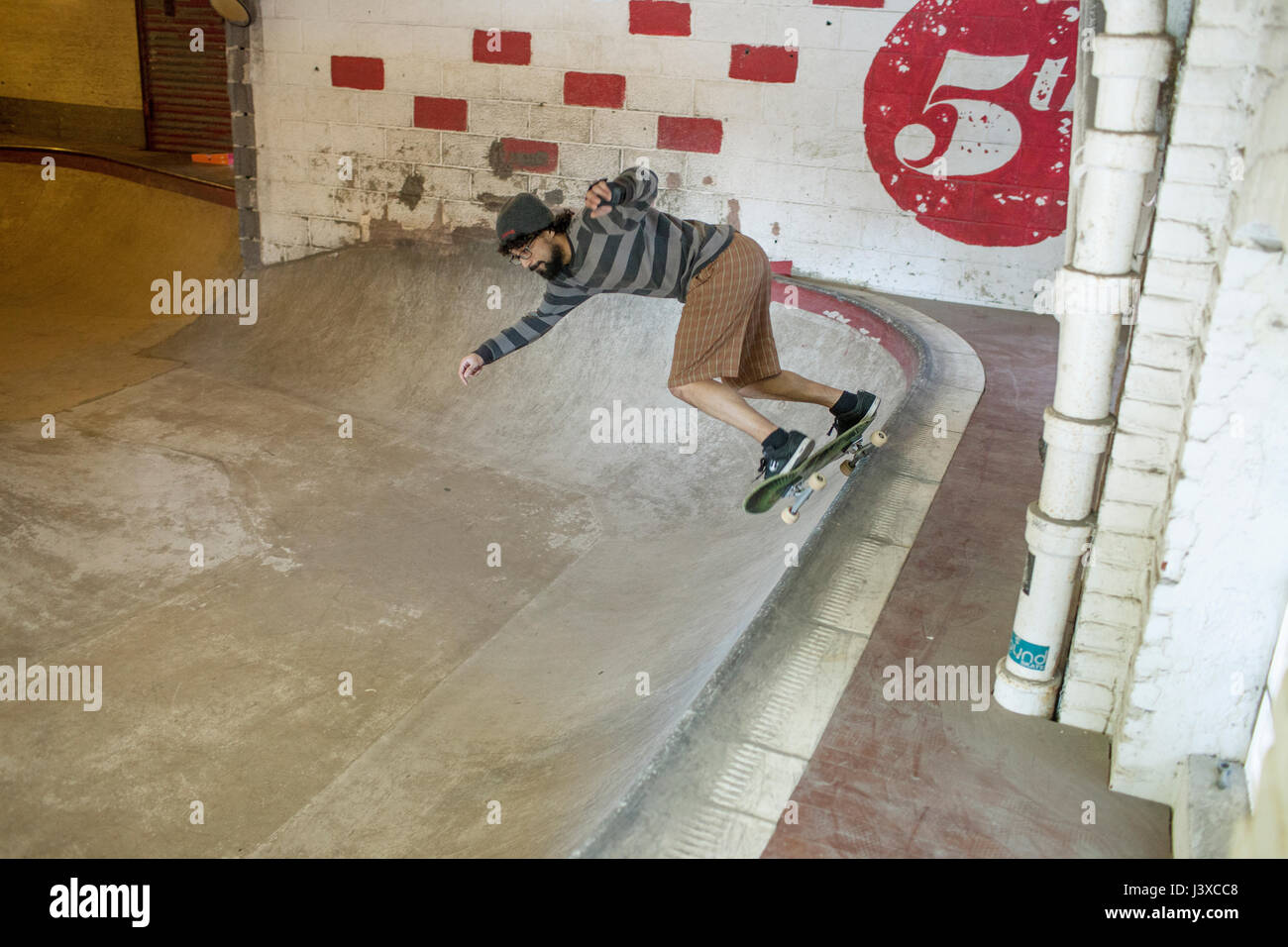 Young man skateboarding Stock Photo - Alamy