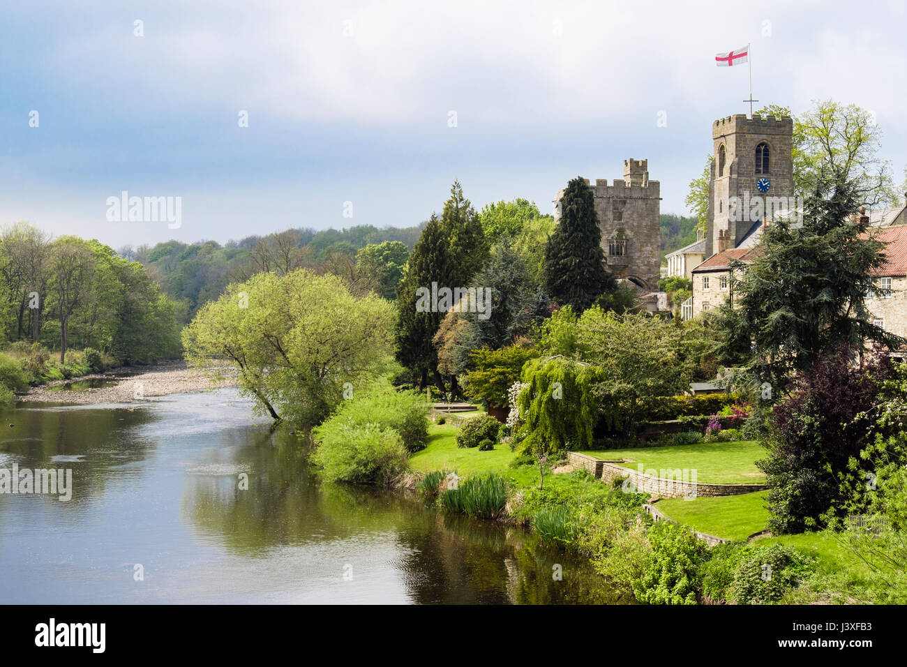 English village with river hi-res stock photography and images - Alamy