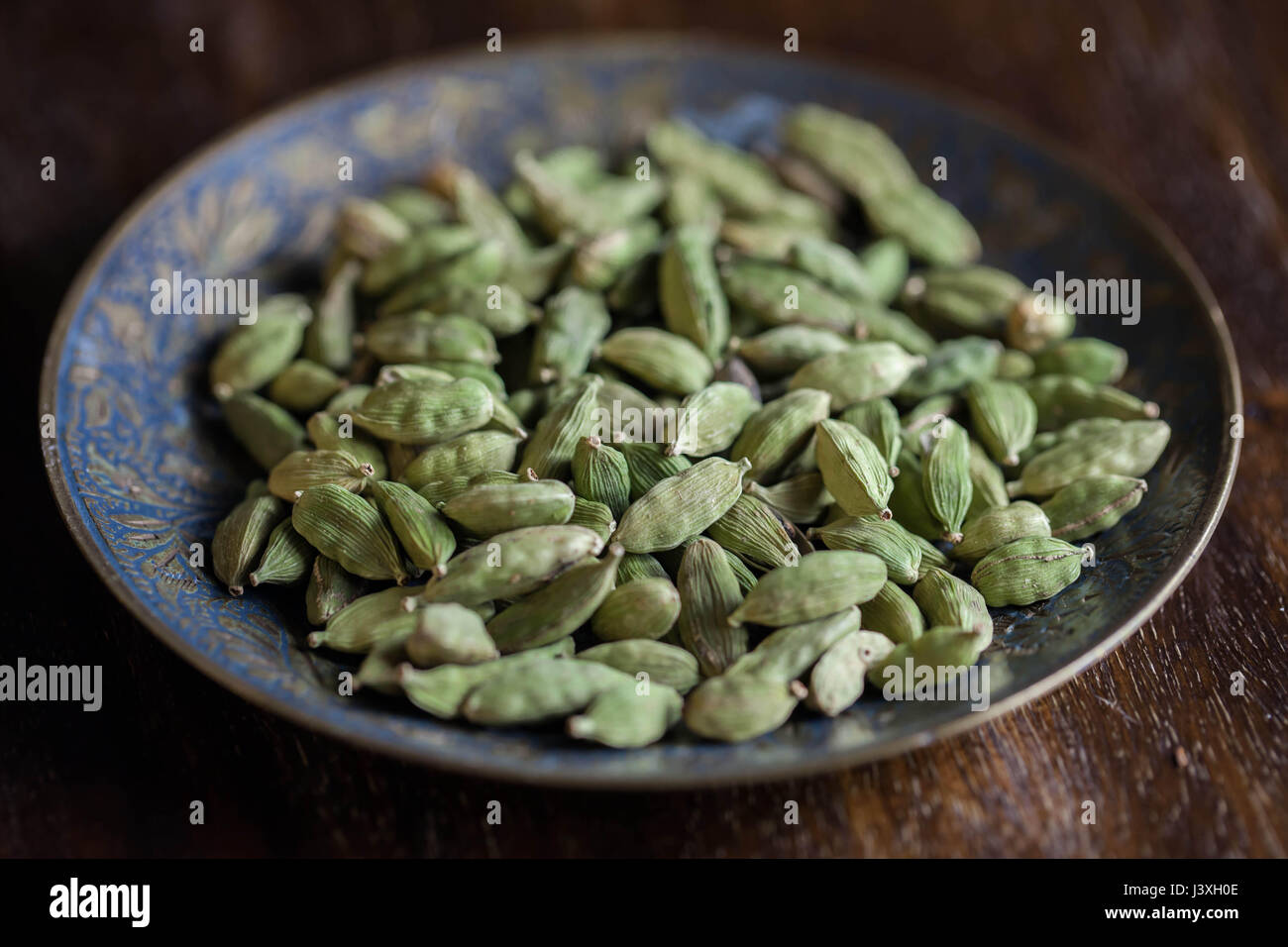 Mound of green cardamom pods Stock Photo - Alamy