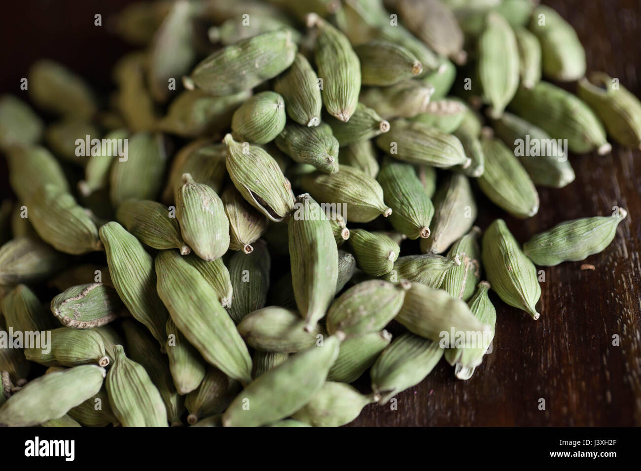 Mound of green cardamom pods Stock Photo - Alamy