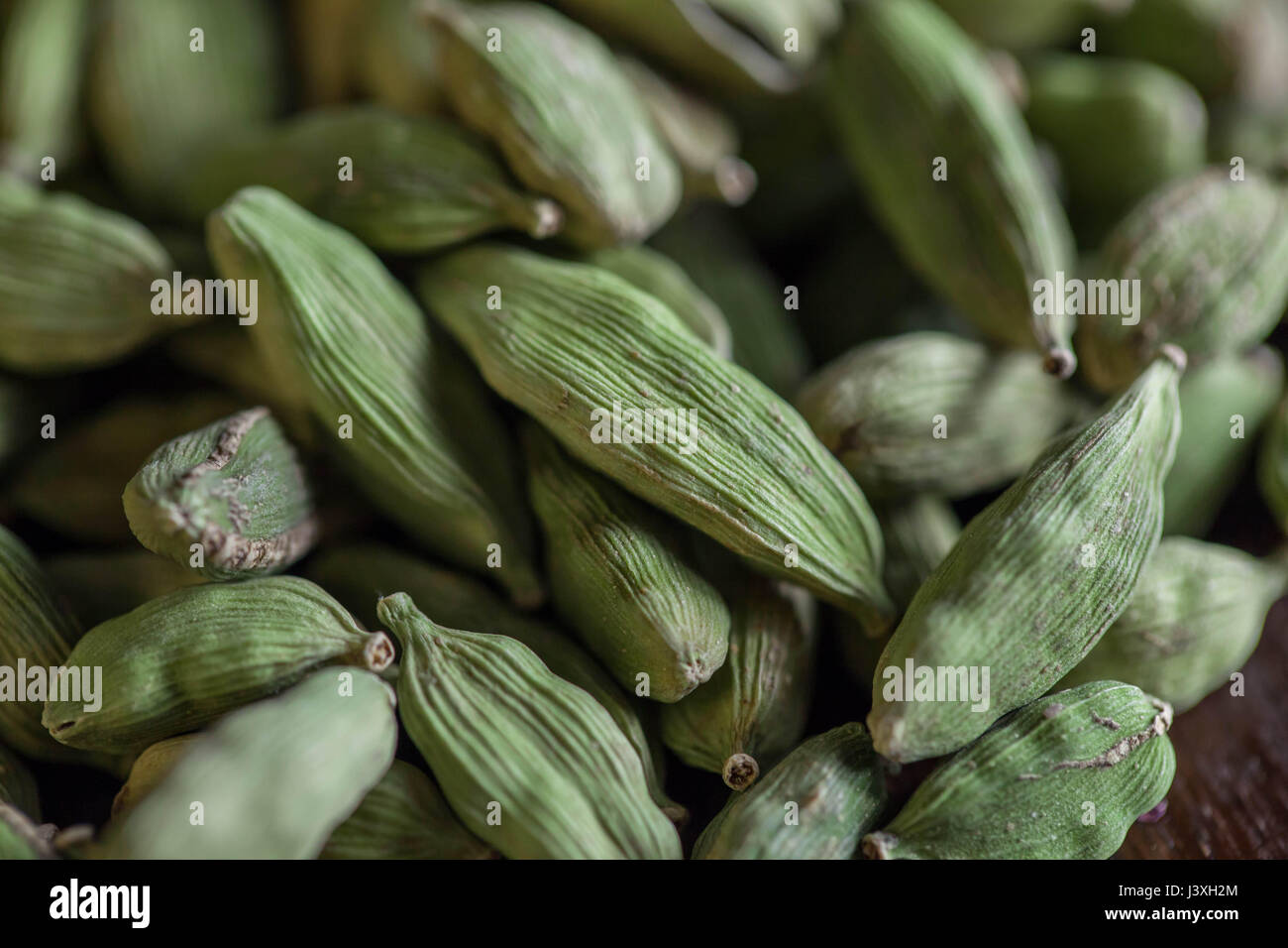 Mound of green cardamom pods Stock Photo - Alamy