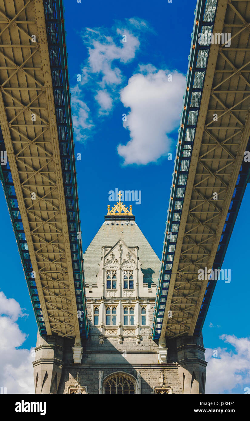 Driving on tower bridge london hi-res stock photography and images - Alamy
