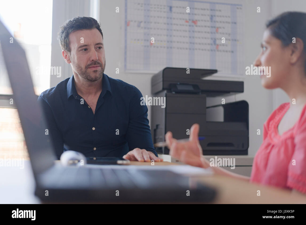 Desk discussion hi-res stock photography and images - Alamy