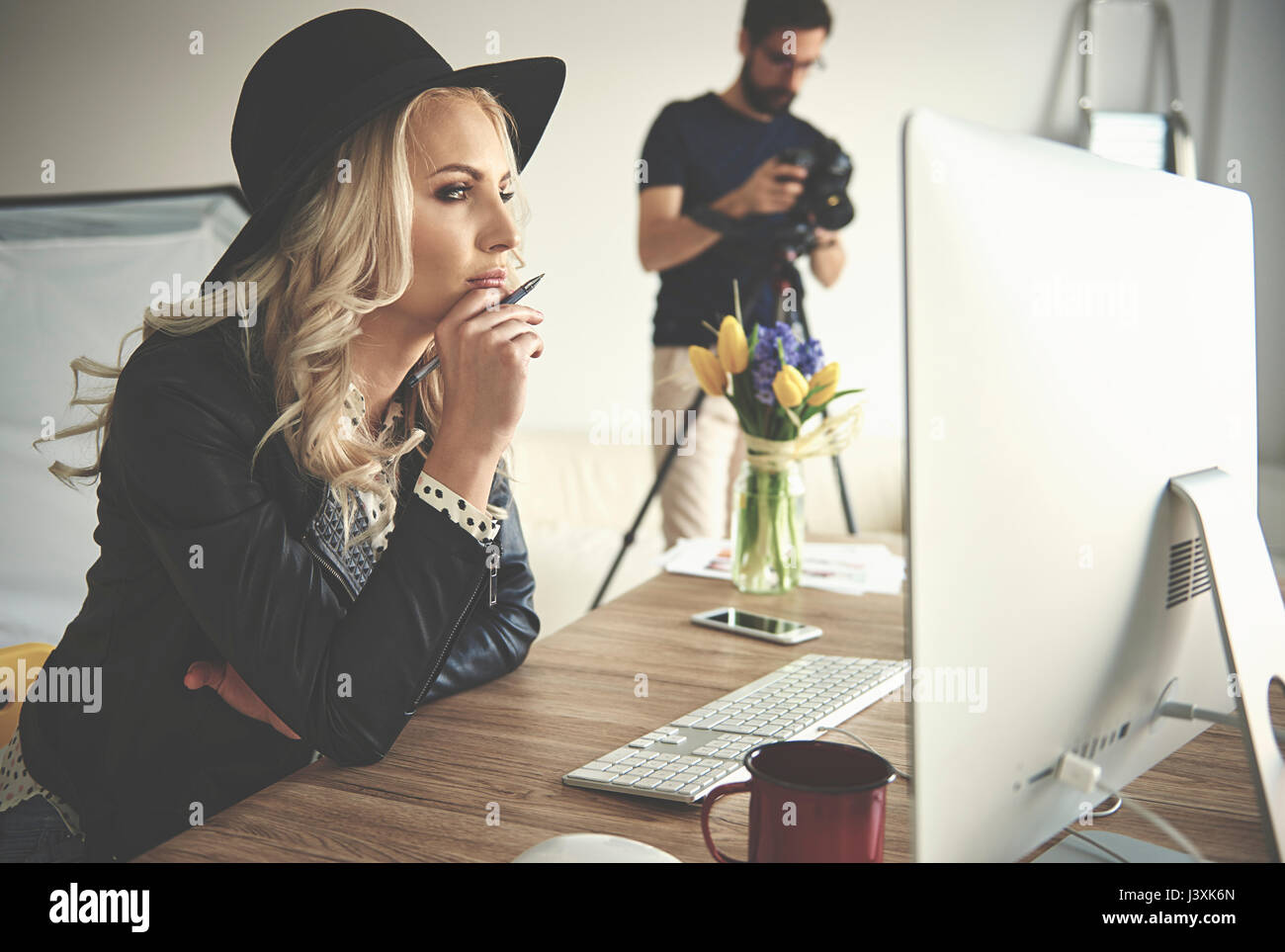 Photographer studio computer hi-res stock photography and images - Alamy