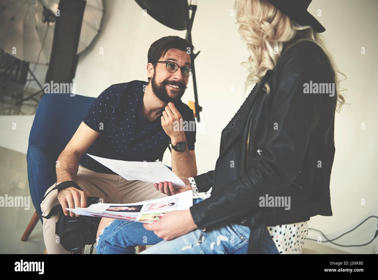 Woman model photographer discussion hi-res stock photography and images ...
