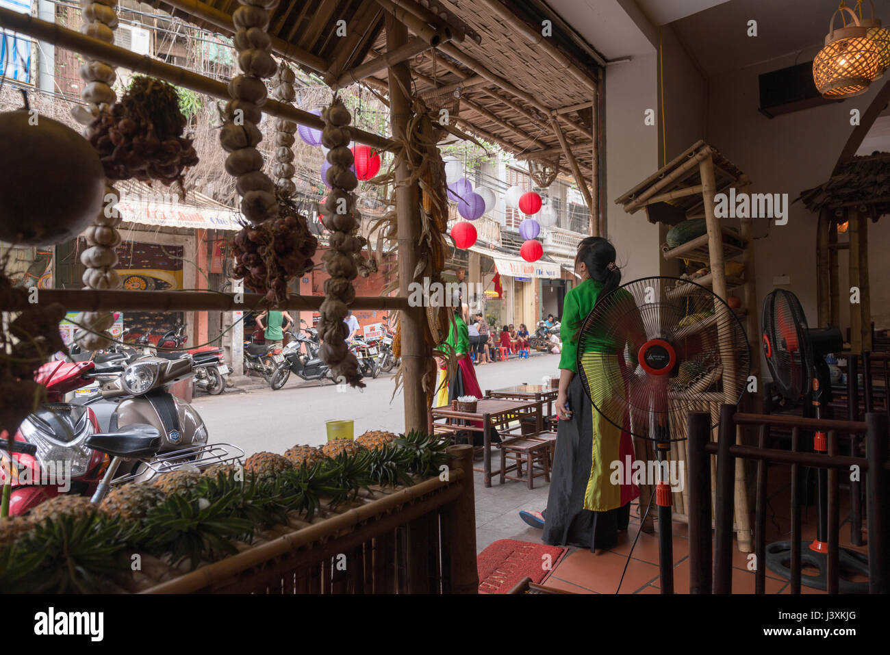 Vietnamese waiter hi-res stock photography and images - Alamy