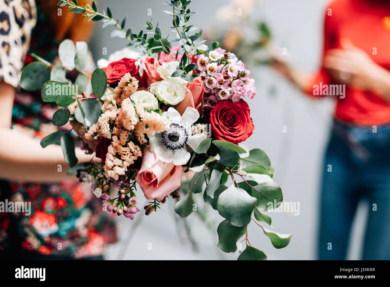 Women with flower bunch hi-res stock photography and images - Alamy