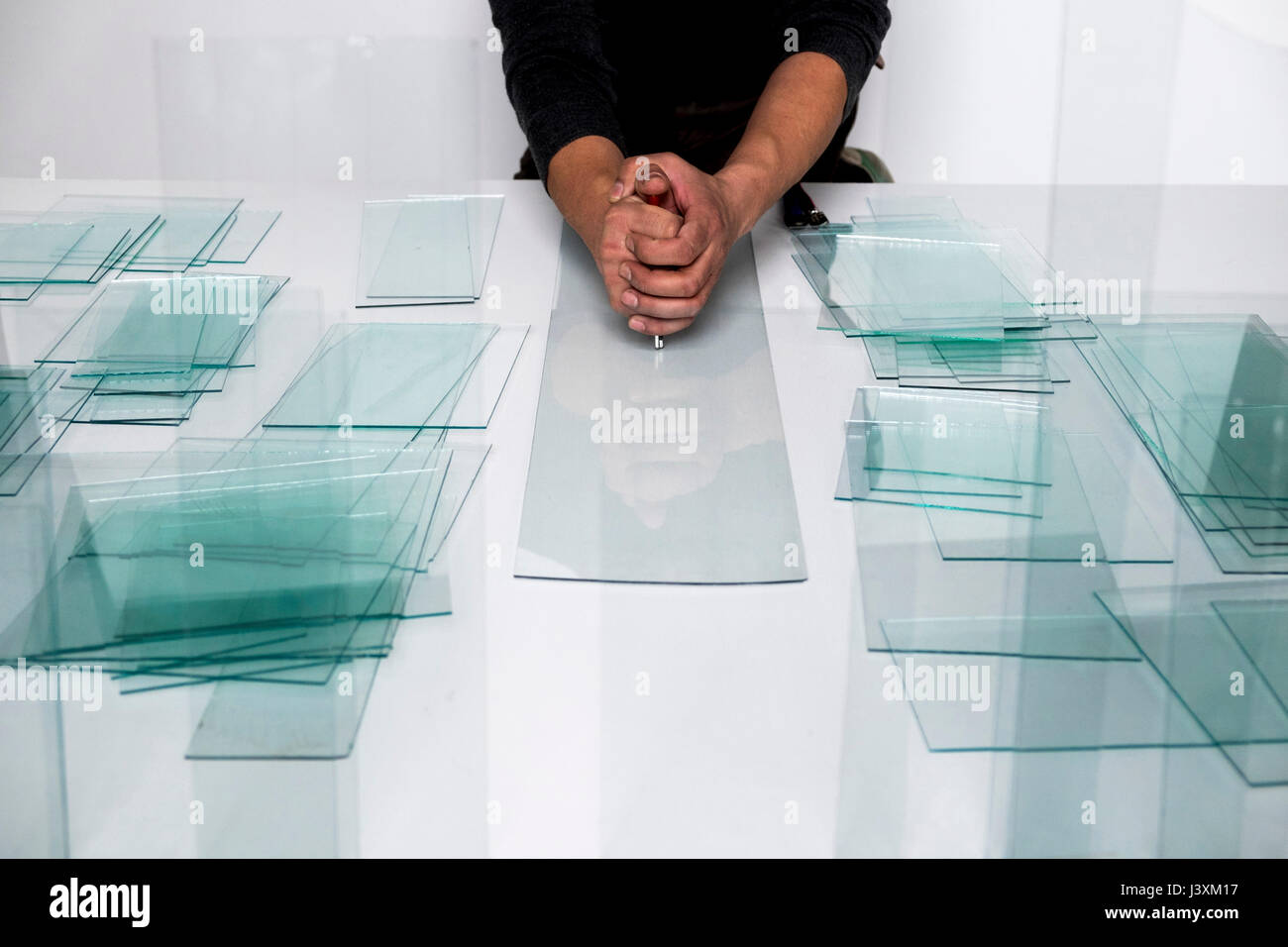 Pane of glass glazier hi-res stock photography and images - Alamy