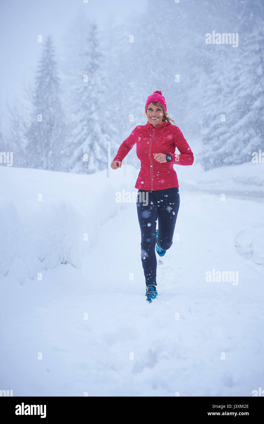 Female running on snow hi-res stock photography and images - Alamy