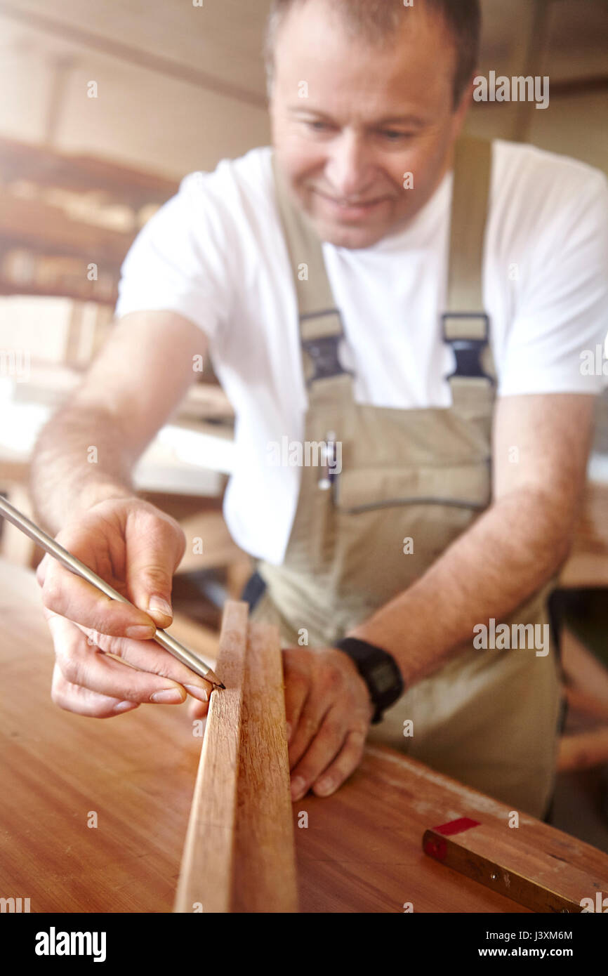 Male carpenter marking wood with pencil at workbench Stock Photo - Alamy Male carpenter marking wood with pencil at workbench Stock Photo - Alamy