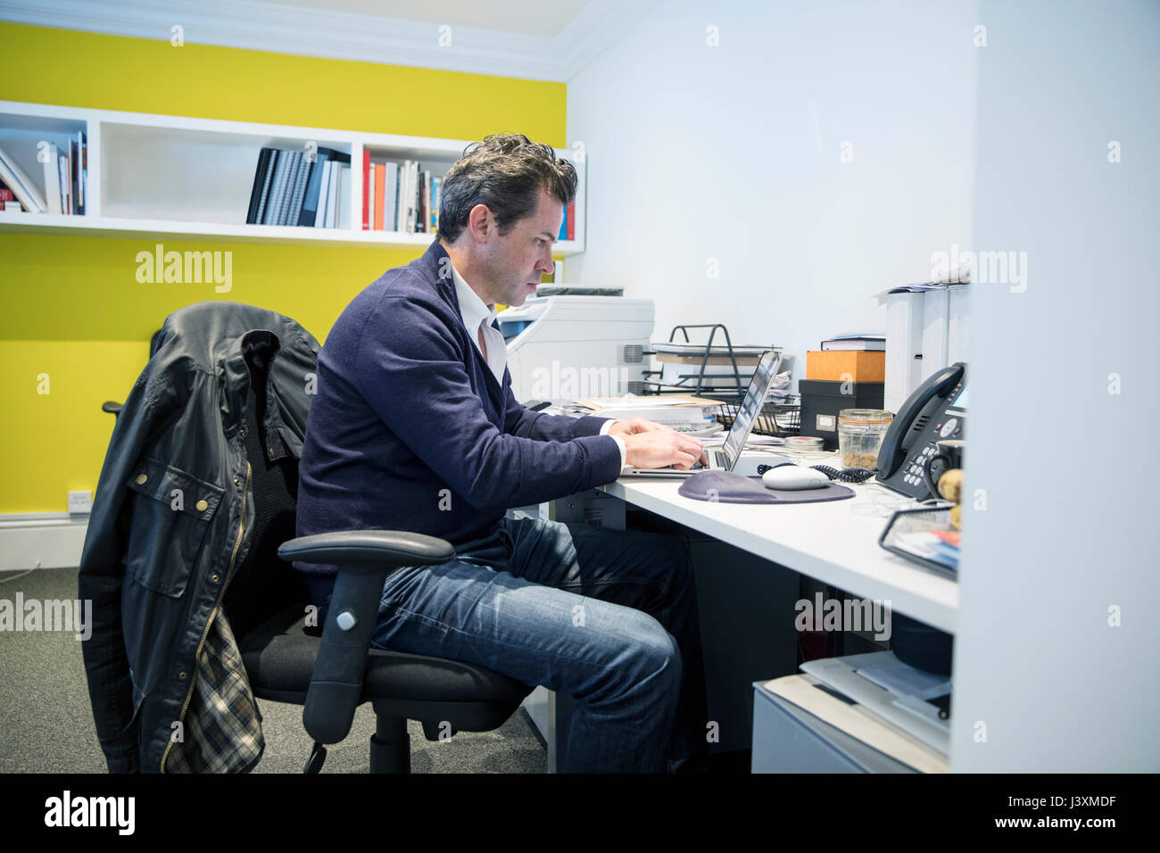 Man sitting desk hi-res stock photography and images - Alamy