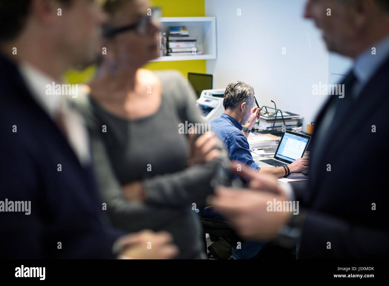 Office discussion hi-res stock photography and images - Alamy
