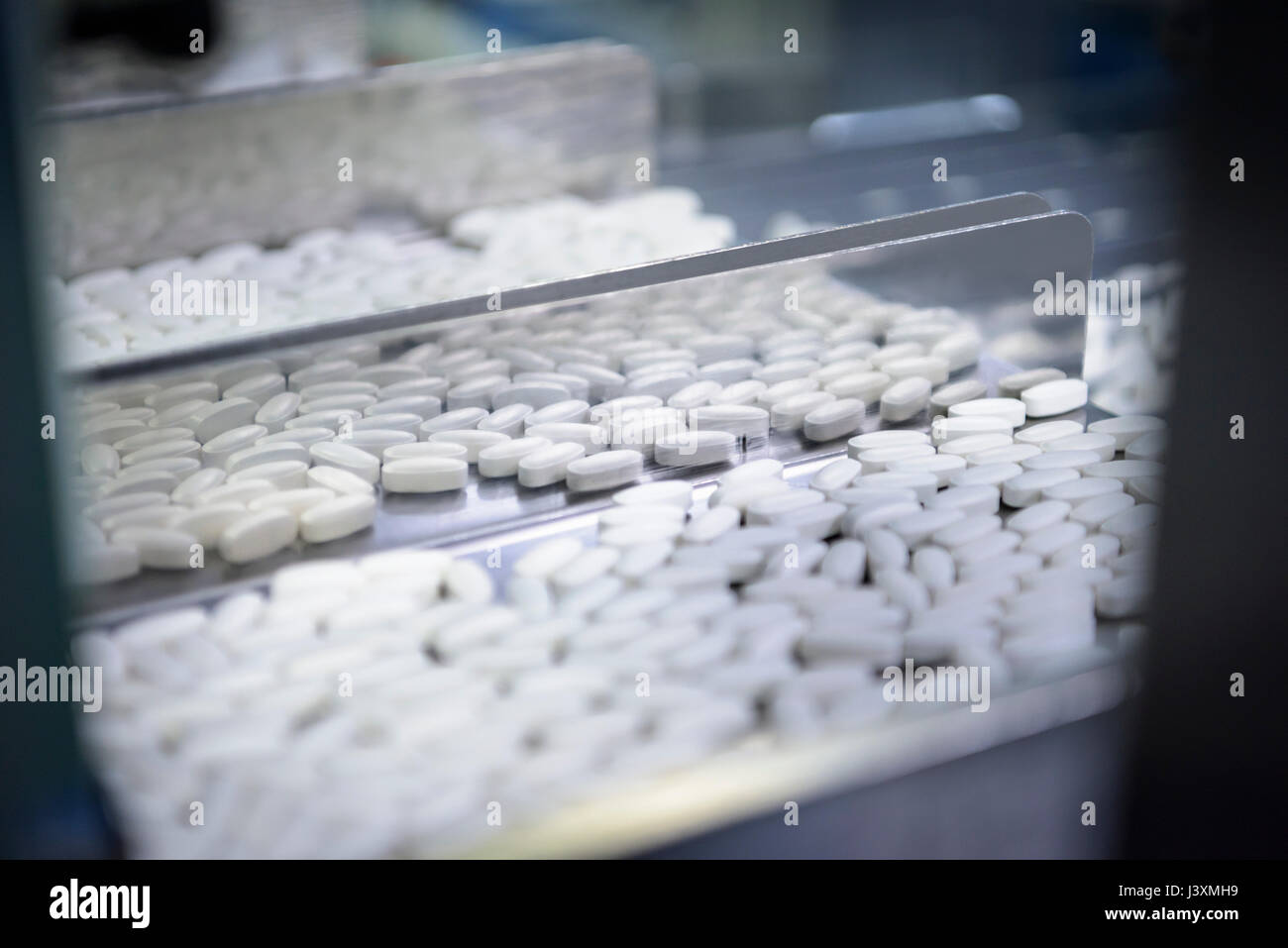 Pill production hi-res stock photography and images - Alamy