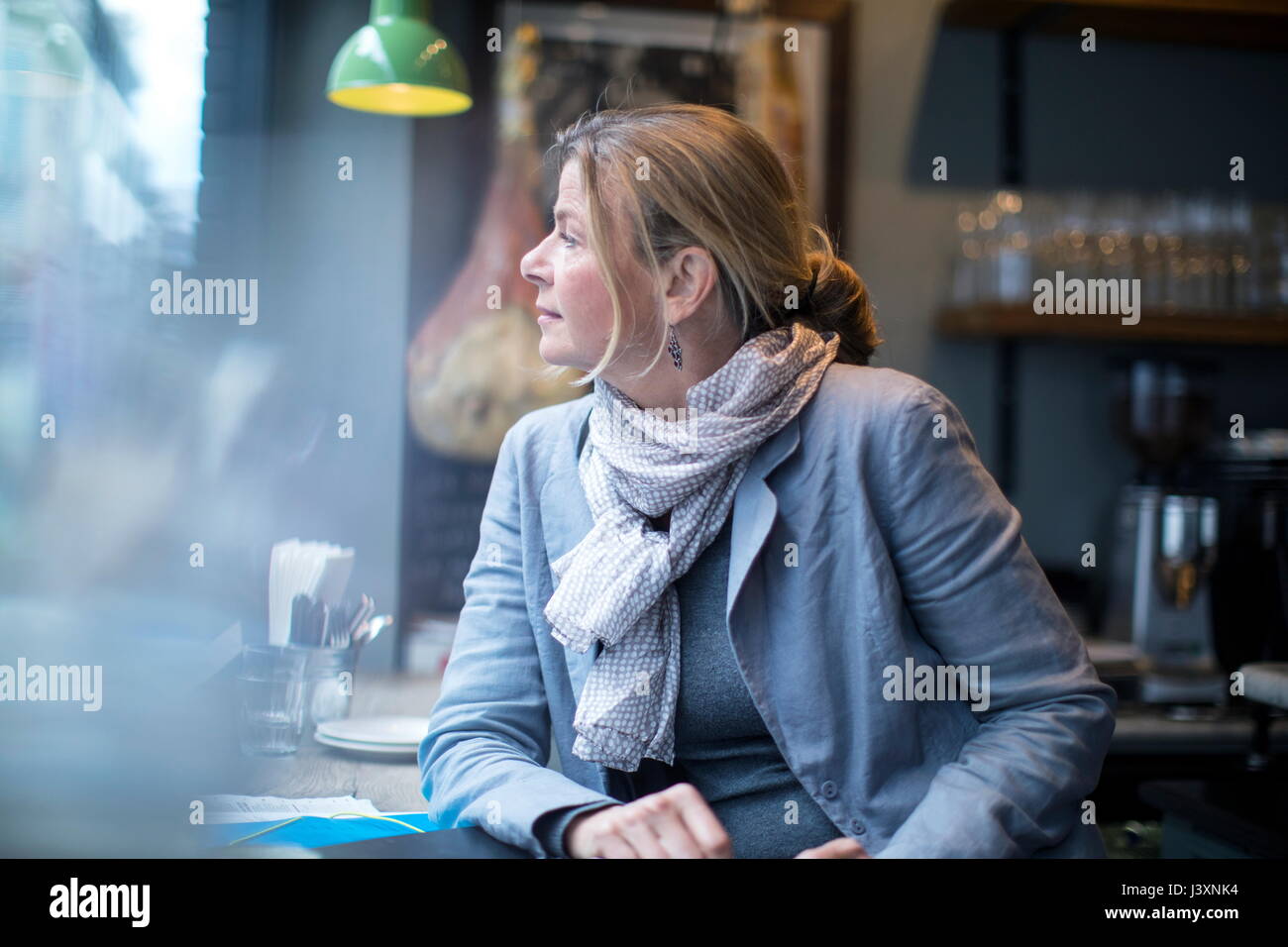 Woman waiting restaurant hi-res stock photography and images - Alamy