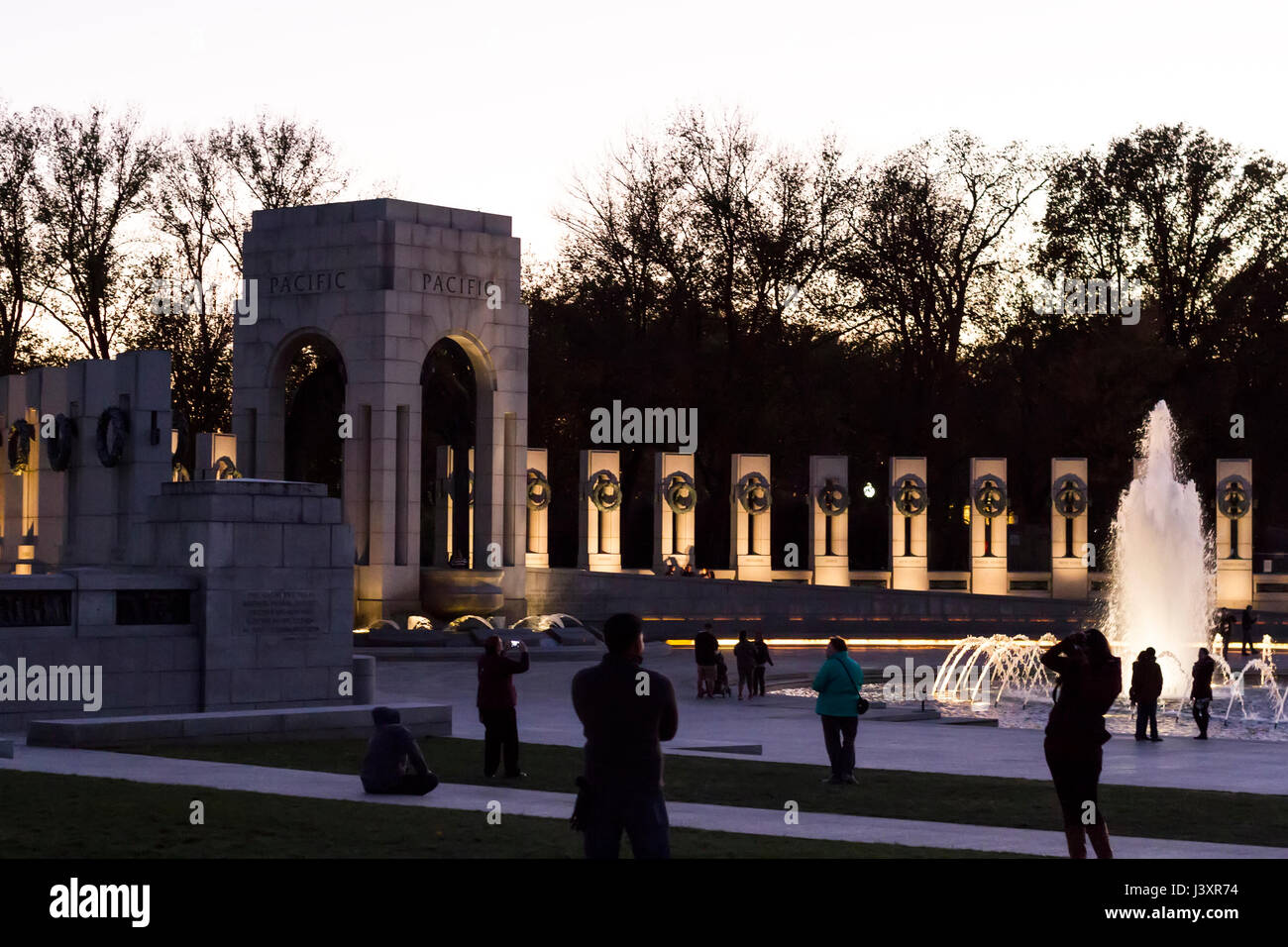 World war two memorial sculpture hi-res stock photography and images ...