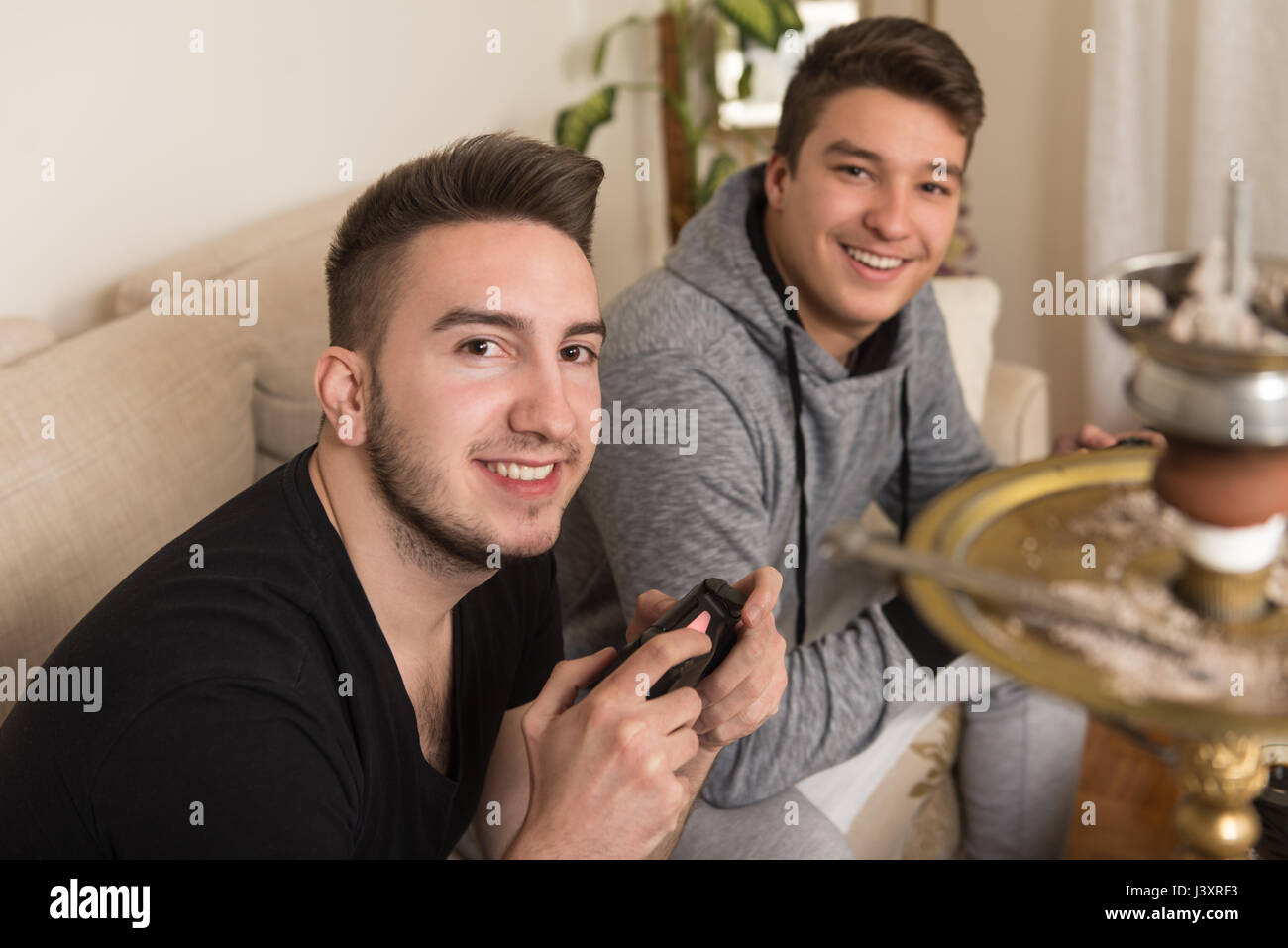 Group teenagers video game competitive hi-res stock photography and ...