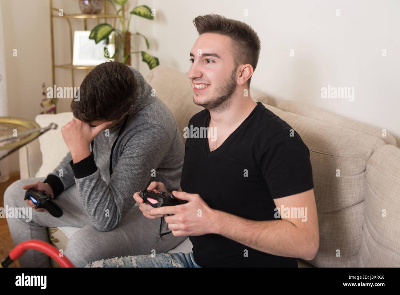 Group teenagers video game competitive hi-res stock photography and ...