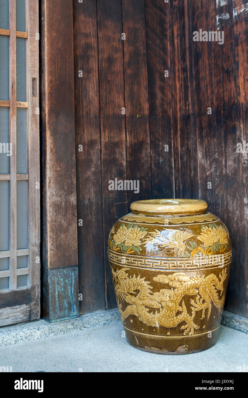 Japanese pottery jar hi-res stock photography and images - Alamy