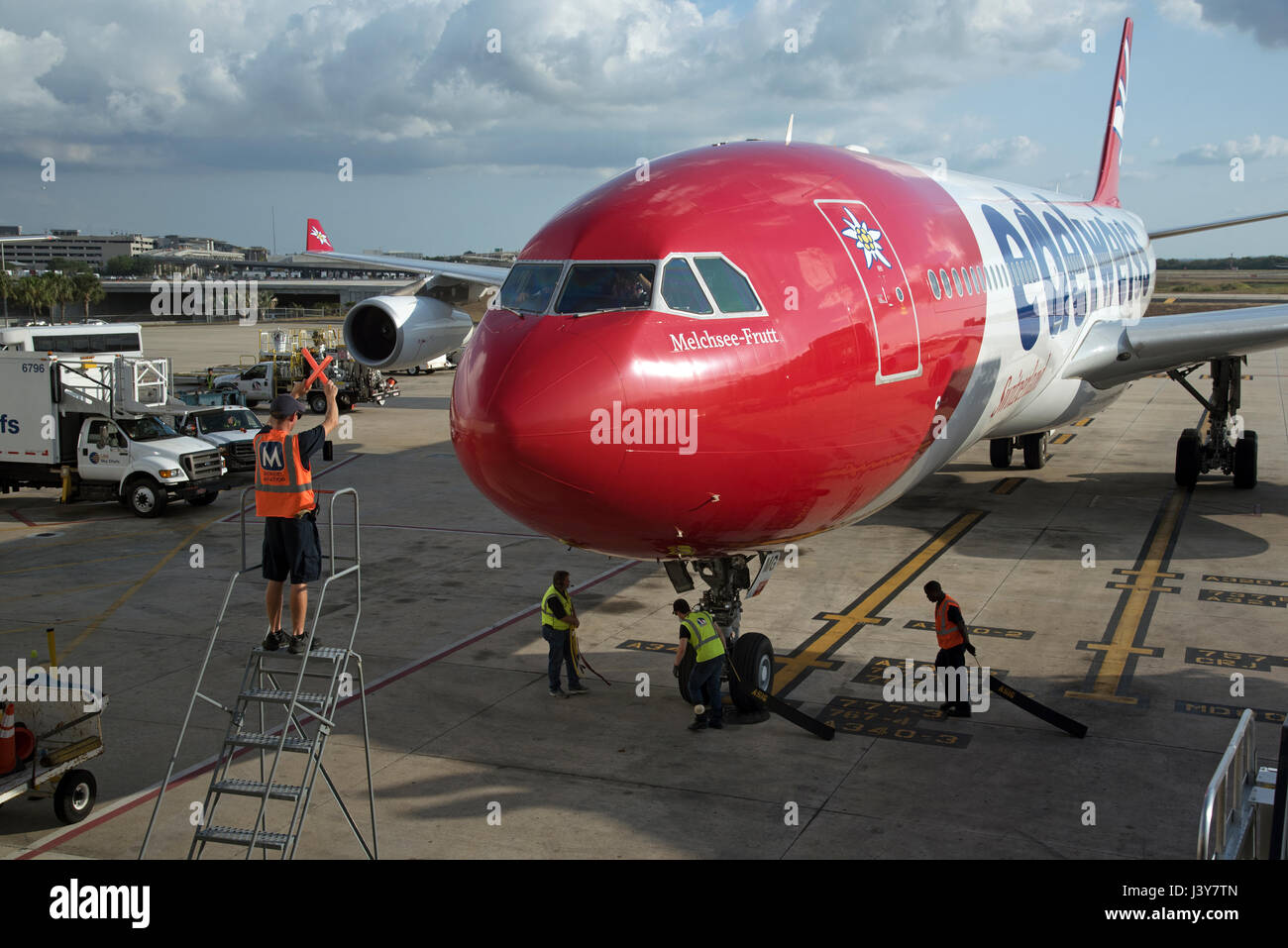 Airport ground crew signal hi-res stock photography and images - Alamy