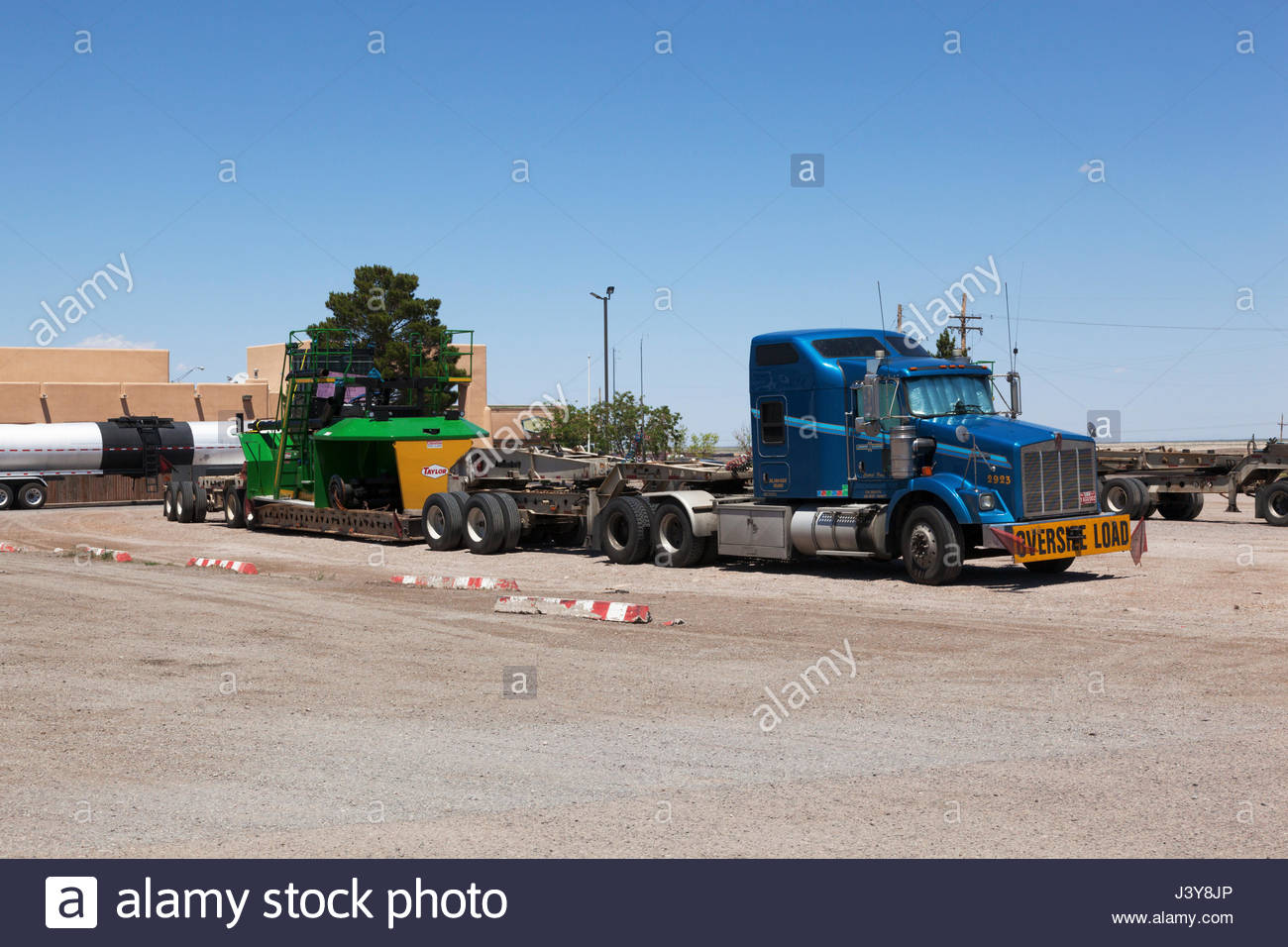 Lowboy Trailer Stock Photos & Lowboy Trailer Stock Images - Alamy