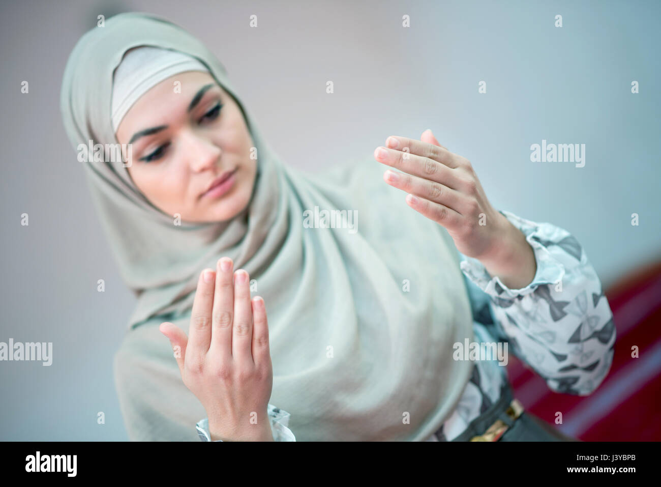 muslim woman praying in mosque Stock Photo - Alamy