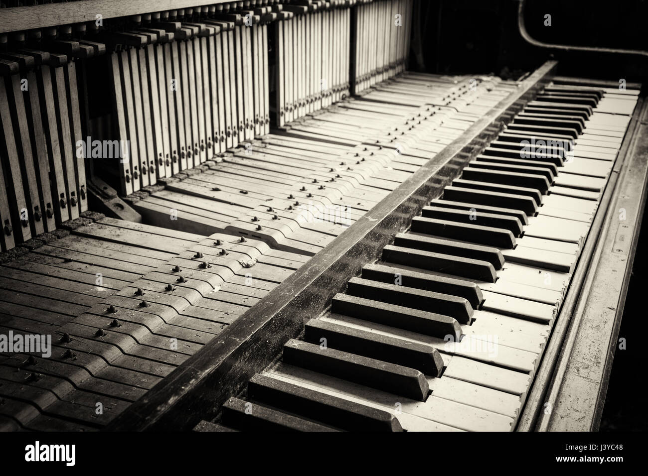 Keys from an old broken and damaged piano Stock Photo - Alamy