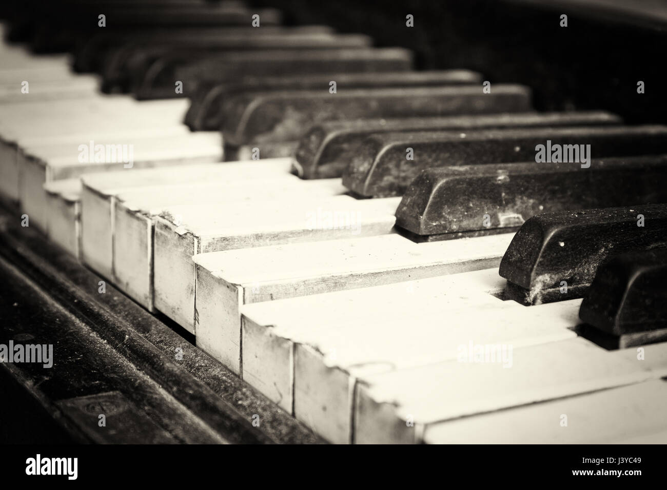 Keys from an old broken and damaged piano Stock Photo - Alamy
