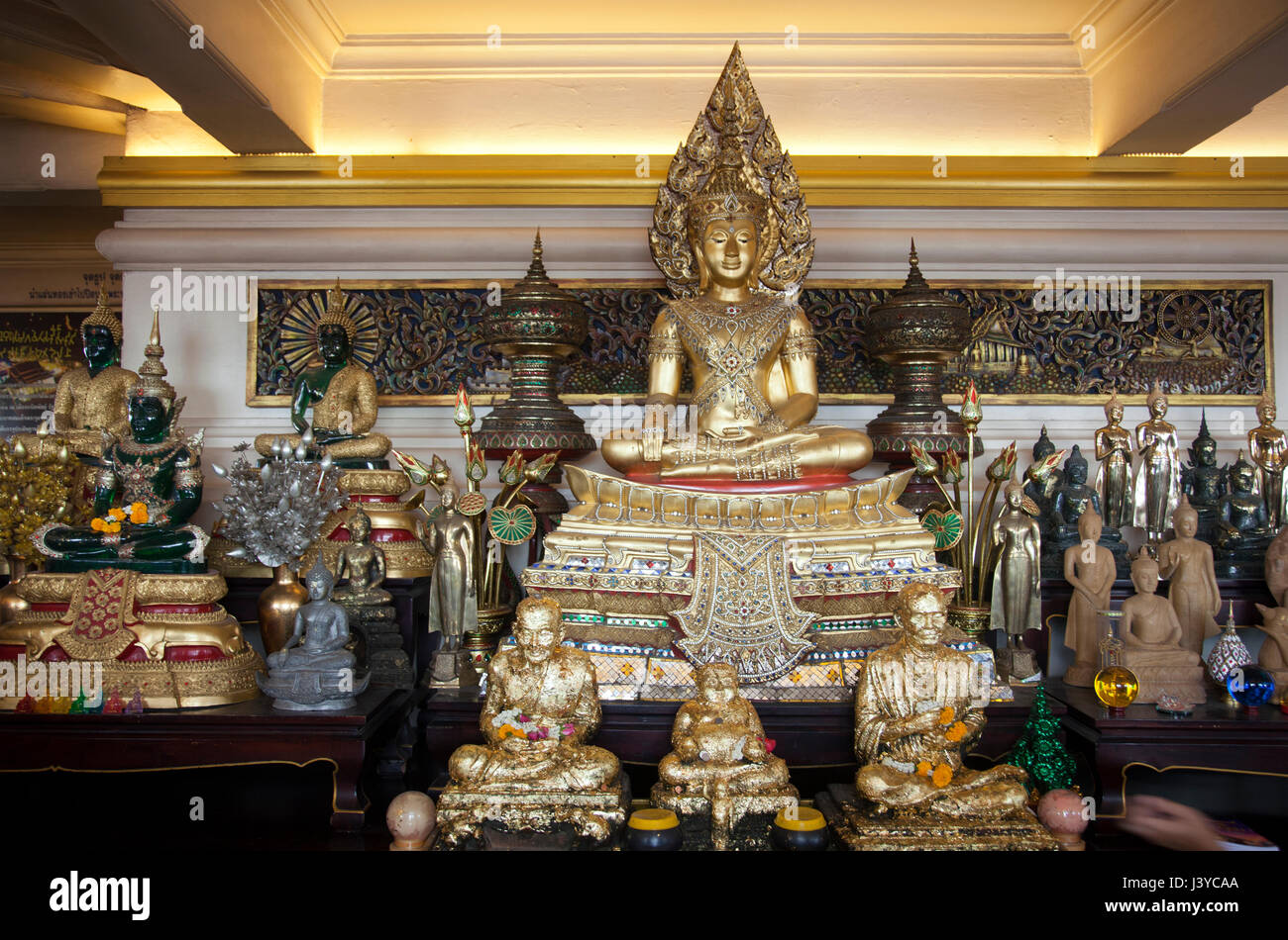 Bangkok temple offerings hi-res stock photography and images - Alamy