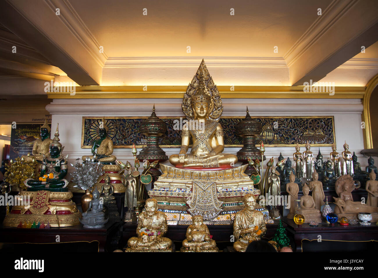 Bangkok temple offerings hi-res stock photography and images - Alamy