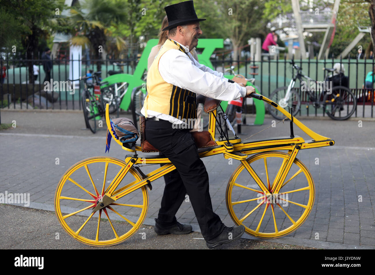 Pic shows: The Tweed Run 2017 - vintage bike rally Clerkenwell London ...
