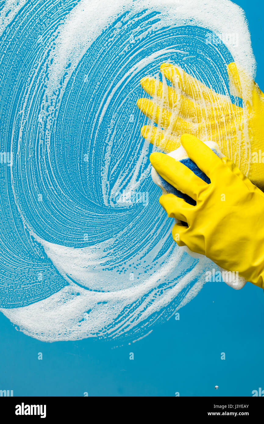 Person washing glass with sponge Stock Photo - Alamy