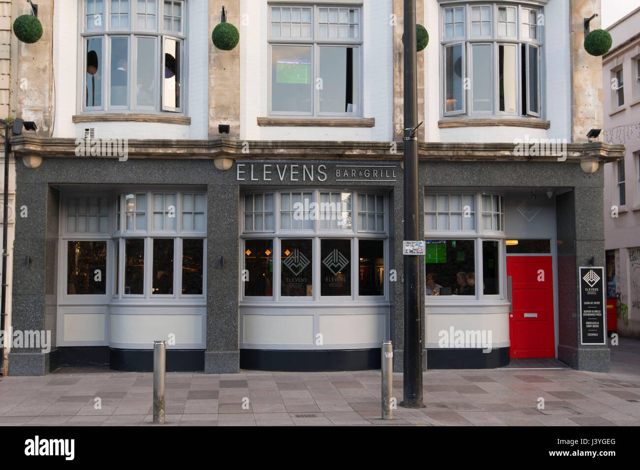 Elevens bar hi-res stock photography and images - Alamy