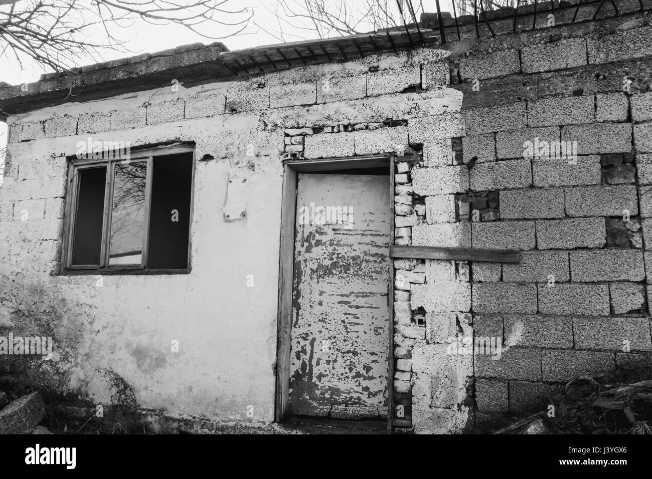 Old house that need reconstruction Stock Photo - Alamy