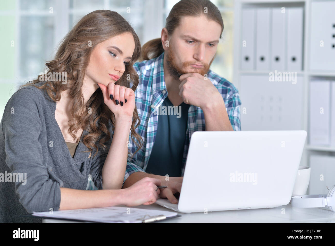 Couple budget hi-res stock photography and images - Alamy