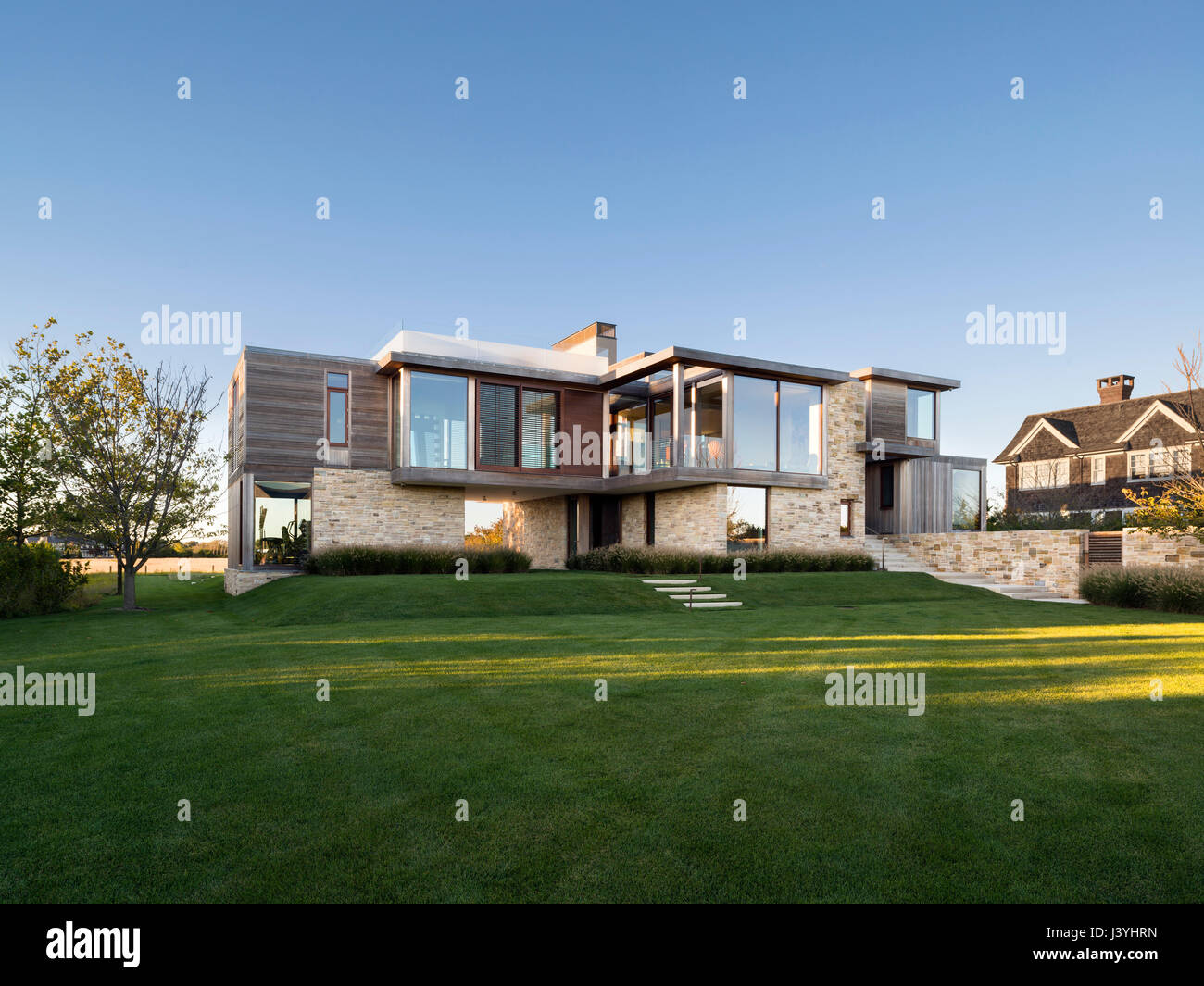 Exterior view from the garden. Gibson Farm House, Sagaponack, United ...
