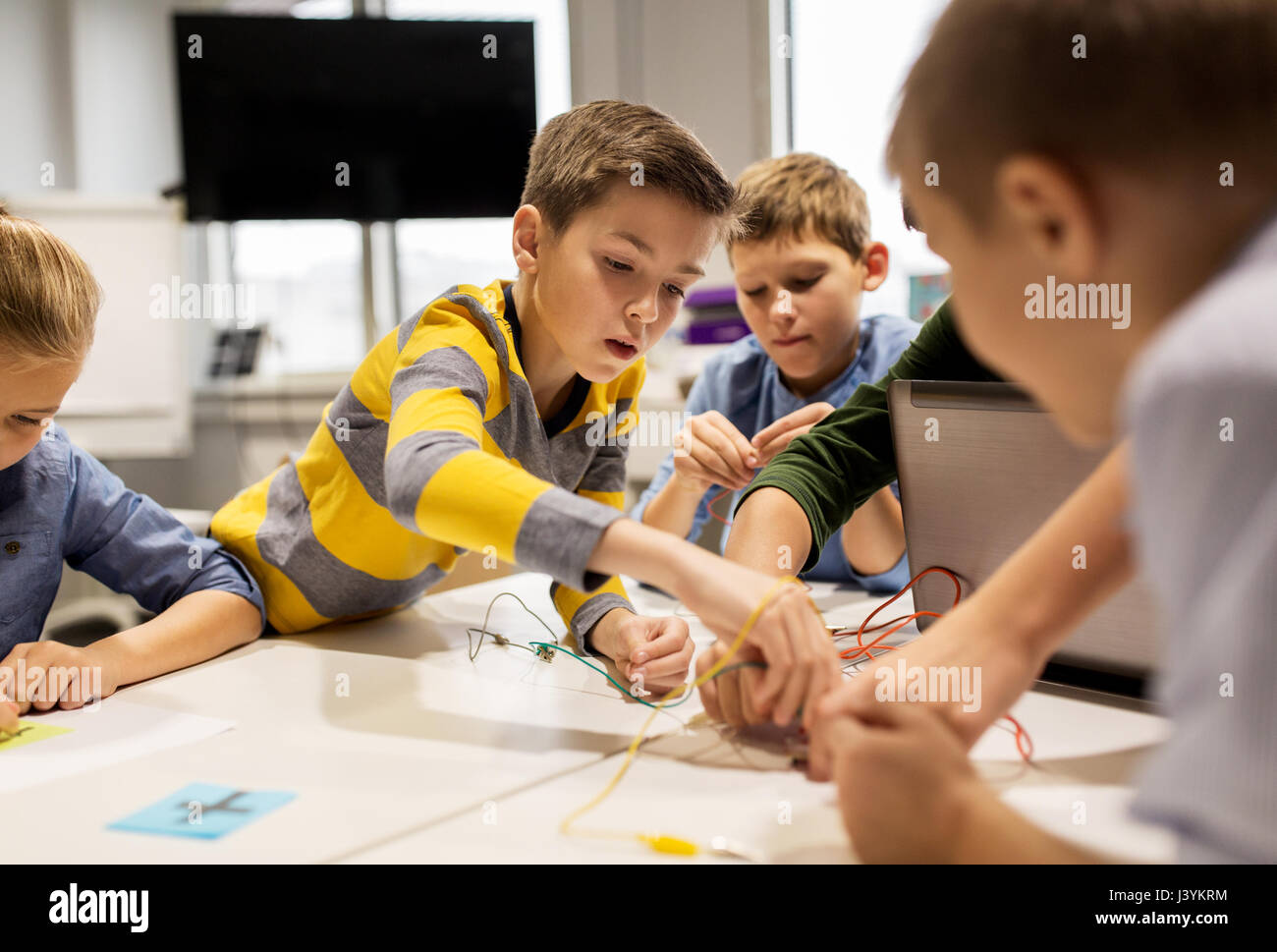 kids with invention kit at robotics school Stock Photo - Alamy