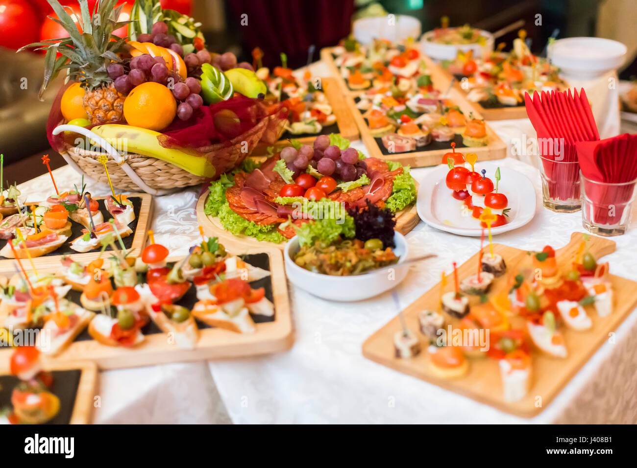Beautifully decorated catering banquet table hi-res stock photography ...
