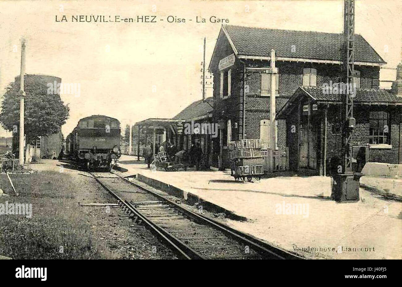 La Rue Saint Pierre (60), la gare (3 Stock Photo - Alamy