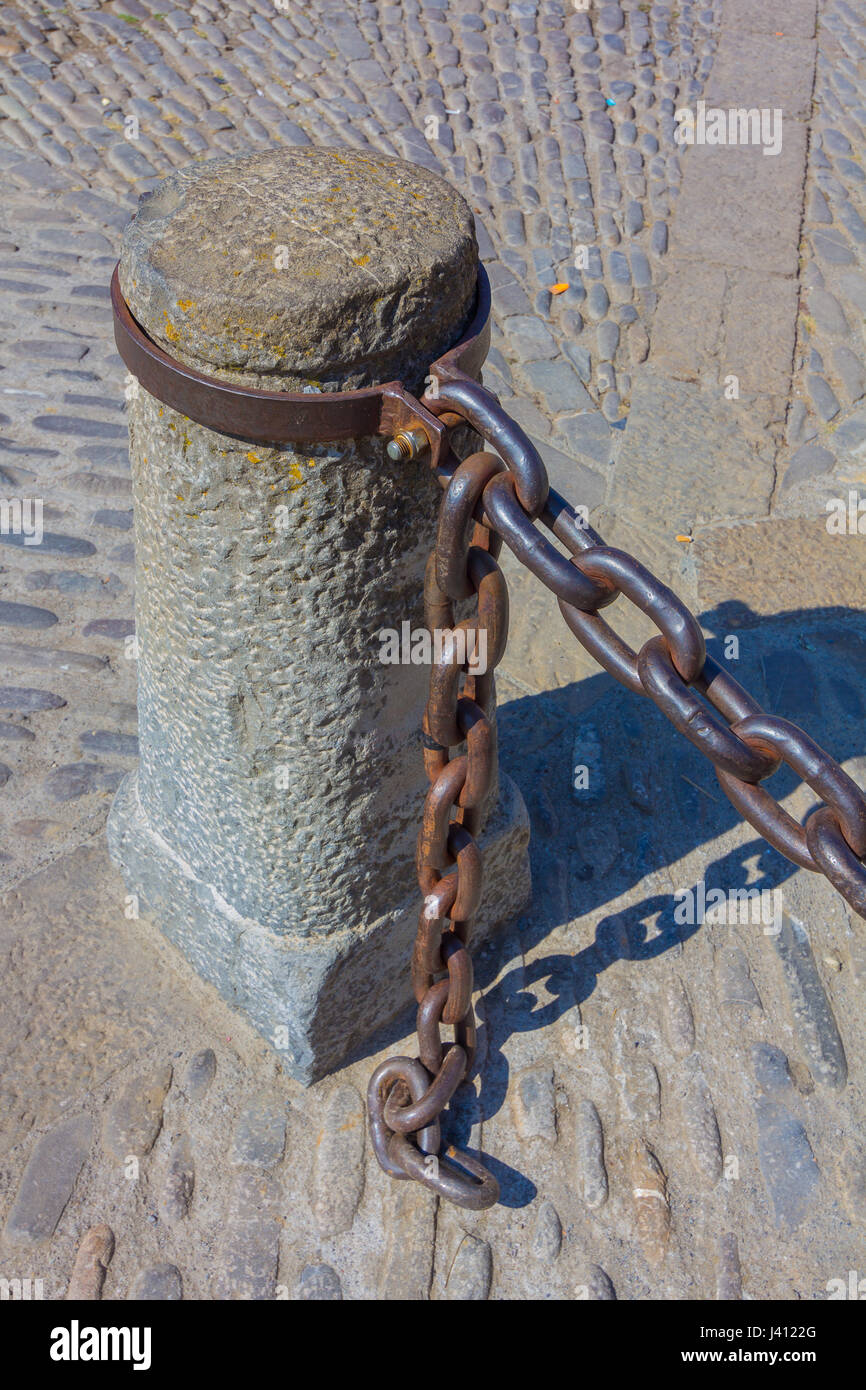 Thick bollards hi-res stock photography and images - Alamy
