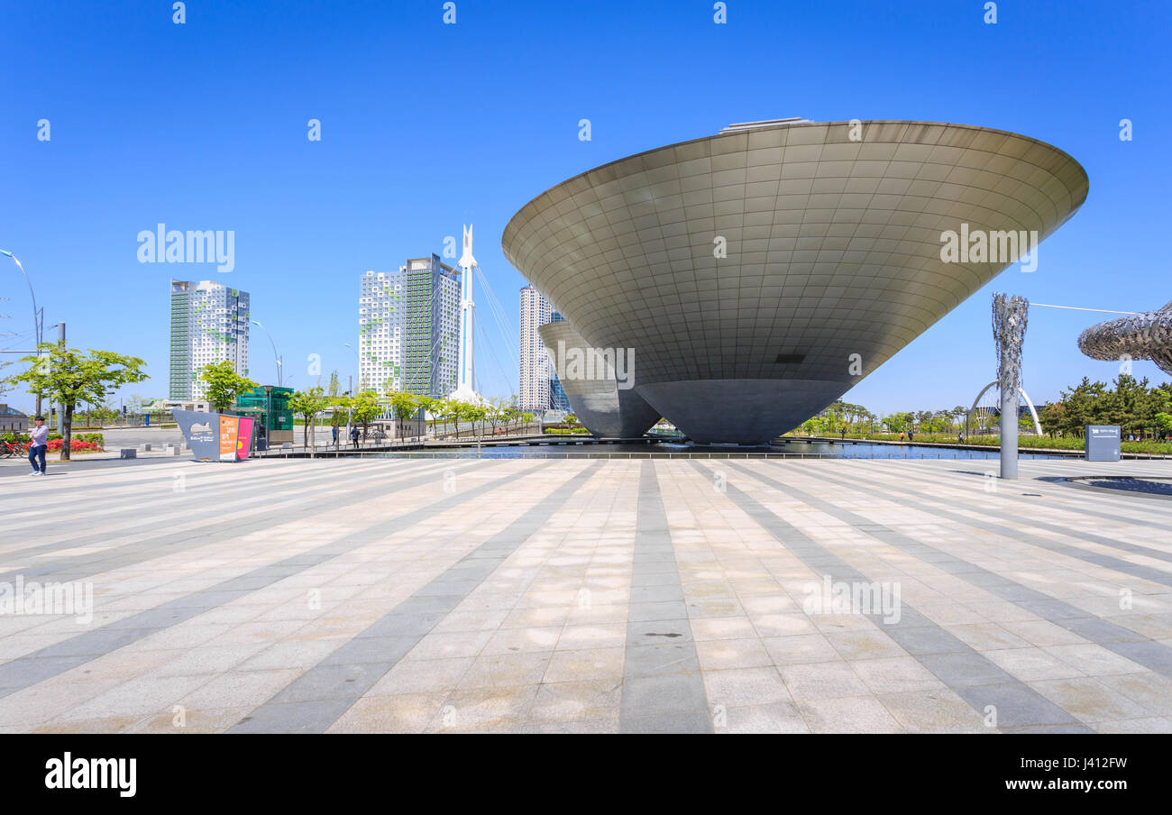 Songdo,South Korea - May 05, 2015: Tri-bowl Building at Central Park in ...