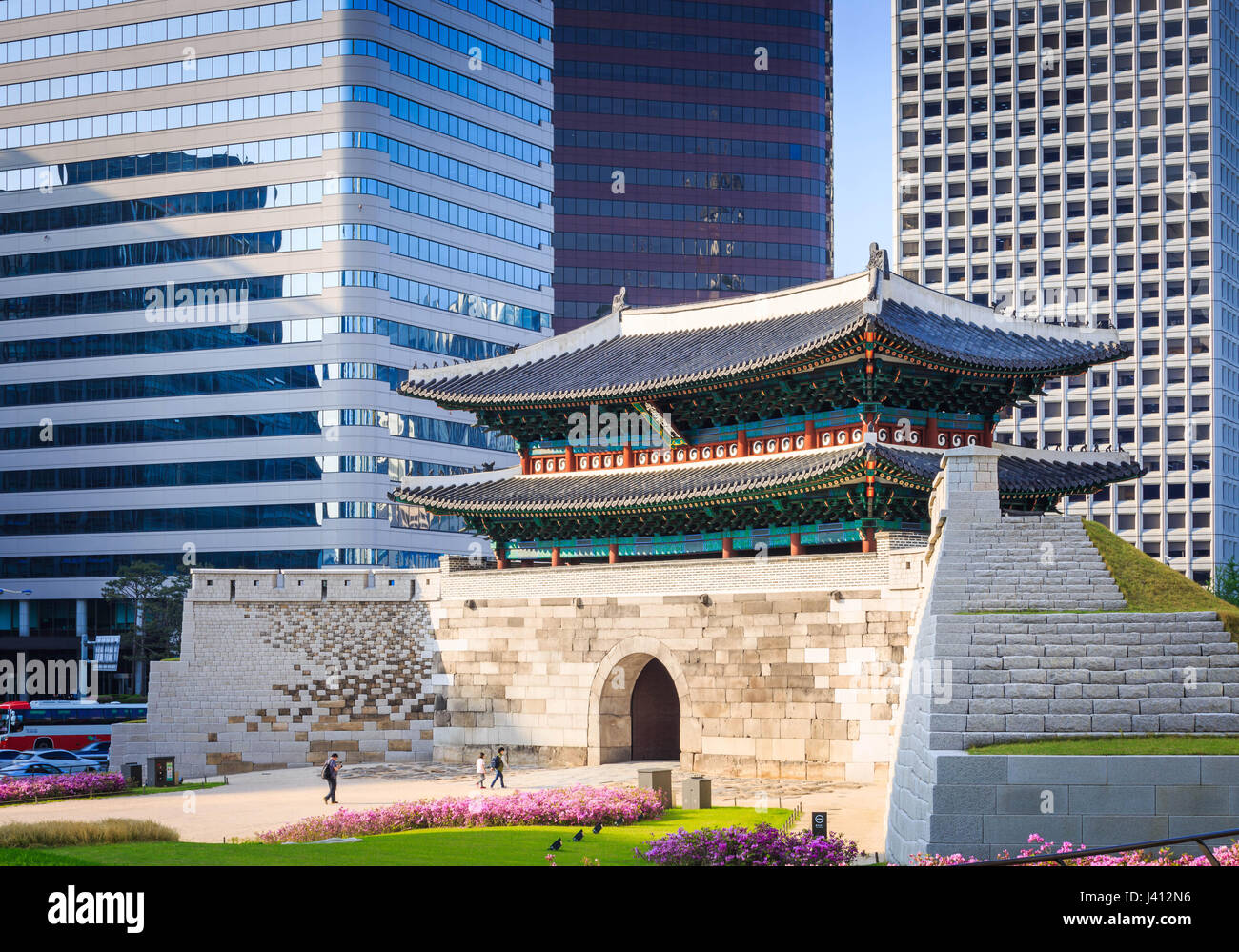Sungnyemun gate at Night (Namdaemun) in Seoul, South Korea Stock Photo ...
