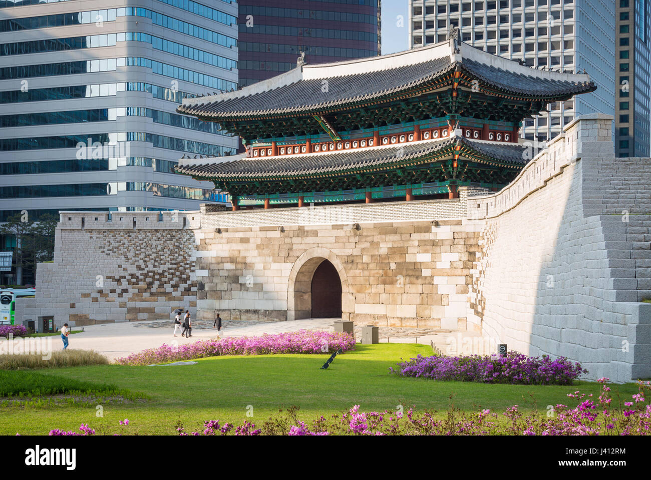 Sungnyemun gate at Night (Namdaemun) in Seoul, South Korea Stock Photo ...
